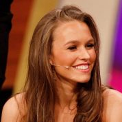 Laura Müller – Tiefe Einblicke, Brust-OP & Co.: So viel Natur steckt im ...