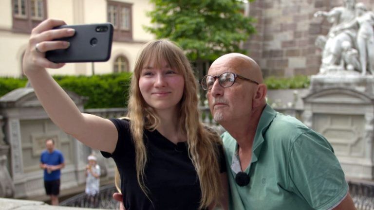 Er schrieb sie über Facebook an: Mileen (18) liebt 41 Jahre älteren ...